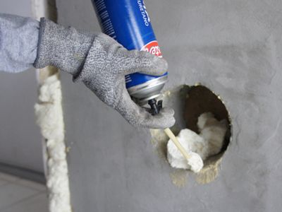 Sella y rellena grandes huecos y grietas con espuma expansiva