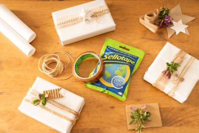 How to decorate an invitation