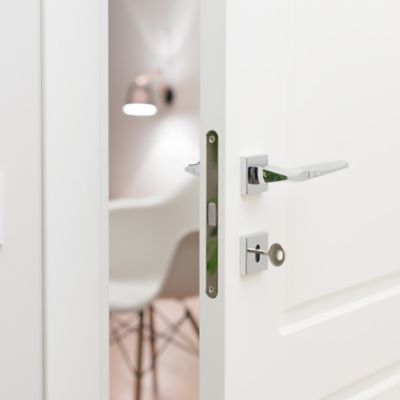 Como instalar molduras na parede – é fácil com o nosso guia!