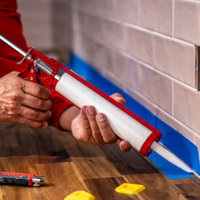 Como usar uma pistola de calafetar