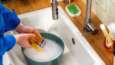 Sådan kan du fjerne lim fra glas uden at ridse