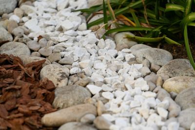 How to glue rocks together for gardens and aquaria