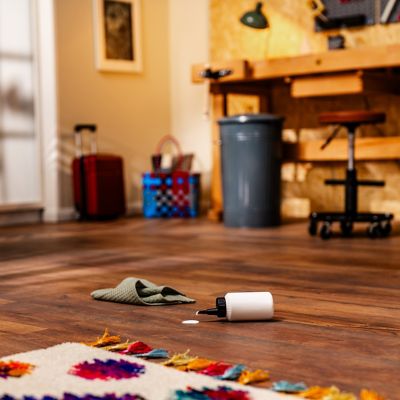 Como tirar cola do chão de madeira: Não deixe ficar nada