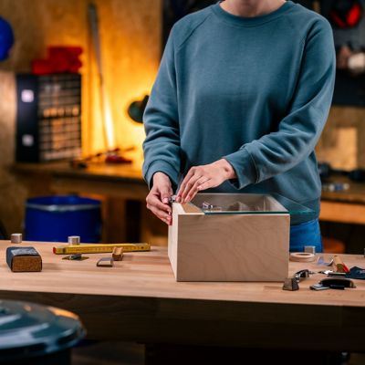 Gluing glass to metal: Choose the best adhesive for your project