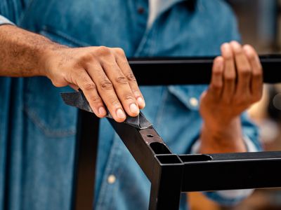 Colle métal : Le guide pour coller du métal facilement