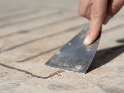 Comment enlever de la colle sur du béton