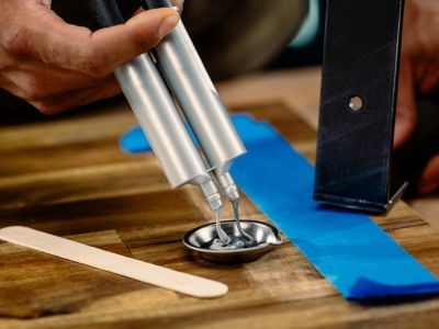 Cola epóxi: Tudo o que precisa de saber sobre este adesivo.