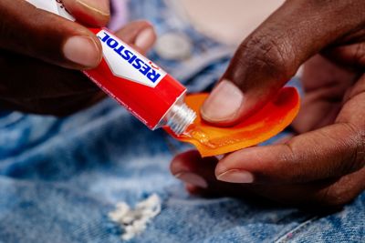 Cómo quitar pegamento de la ropa en solo unos pasos