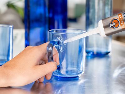 Comment enlever de la colle forte sur du verre facilement