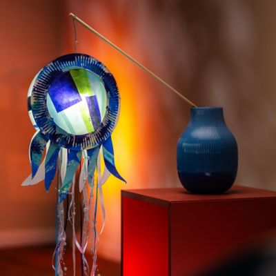 Laterne basteln: Pappteller in leuchtende Qualle verwandeln