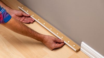 Calafetar porta de madeira: como manter a madeira segura